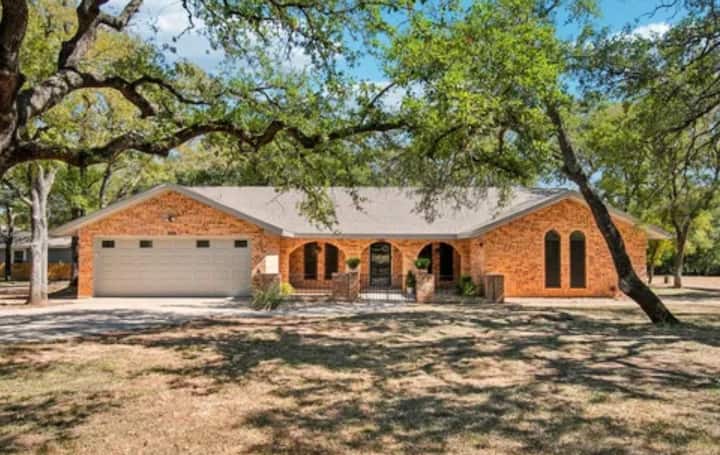 Charming Escape W/ Homey Touches - Georgetown, TX