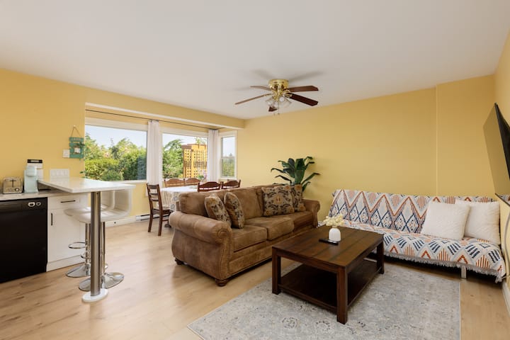Seaside Escape With Ocean Views & Free Parking - Nanaimo
