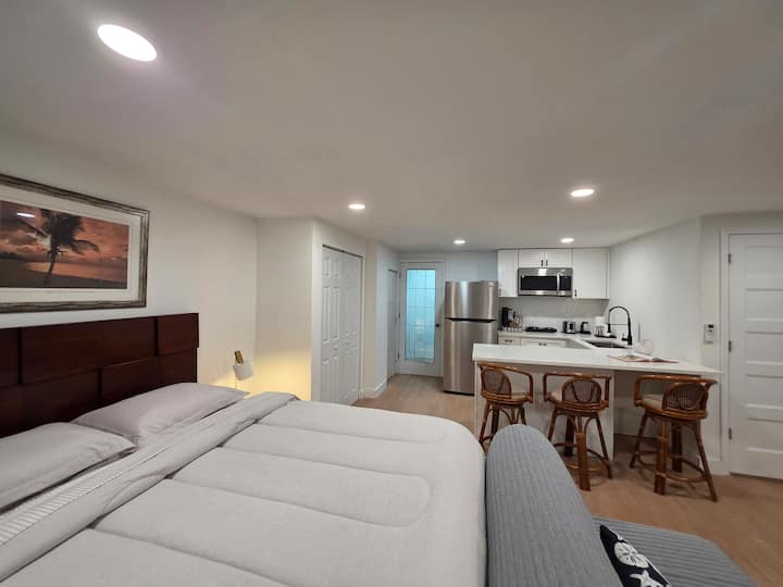 Sunnybreak – Private Suite W/ Kitchen & Laundry - Holiday, FL