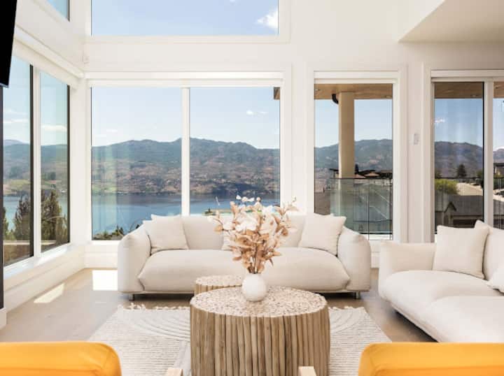 The Grand Oasis Retreat: 5-bedroom Luxury Estate - Peachland