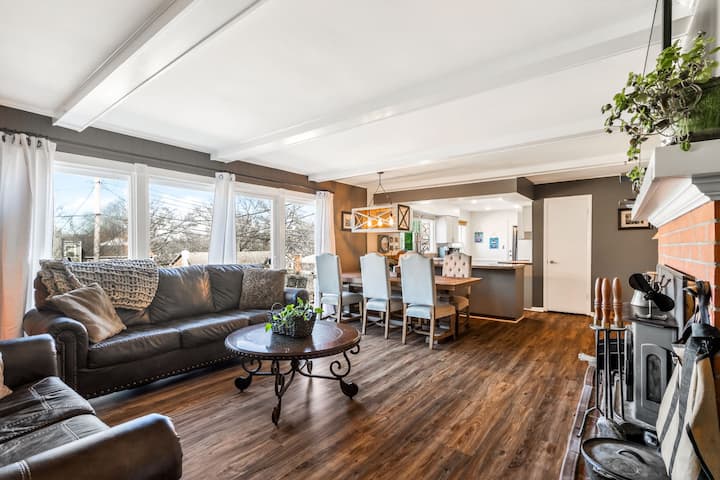 Spacious 6 Bedroom Home | Family & Group Friendly - Kansas City
