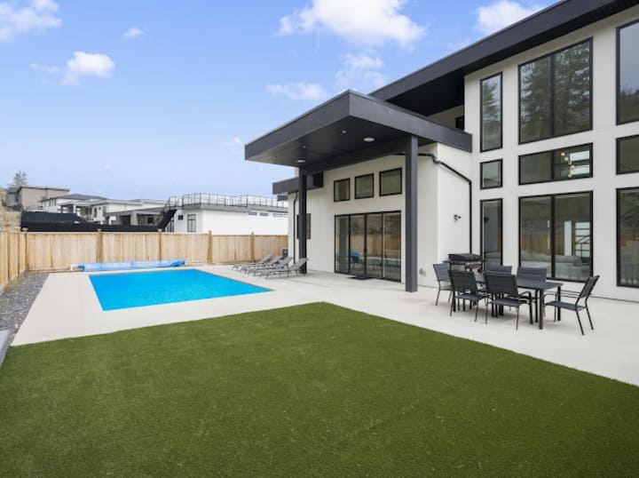 4br Luxury Escape – Heated Pool - Peachland