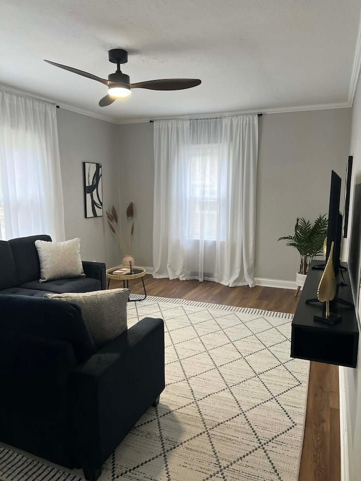 Chic 3br Retreat Near Advocate Sherman & Judson U - Elgin, IL