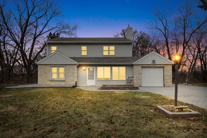 Spacious 4br Home In Beautiful Brookfield - Brookfield, WI