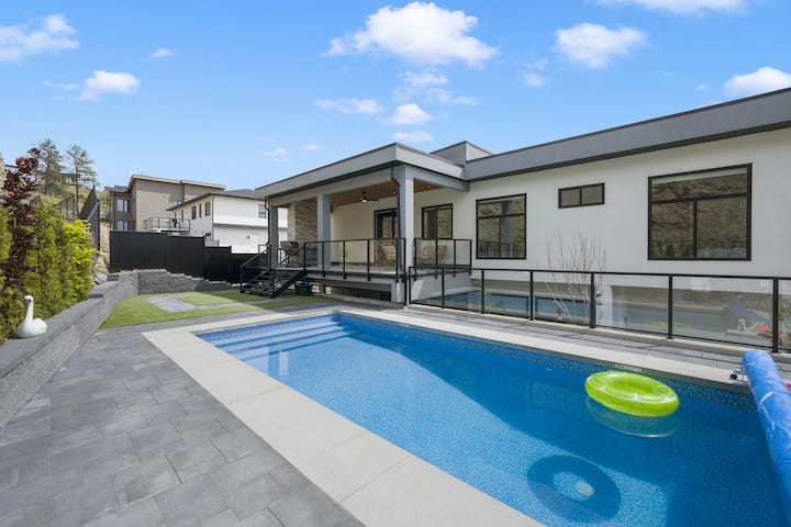 Heated Pool Oasis With Panoramic Lake Views - Peachland