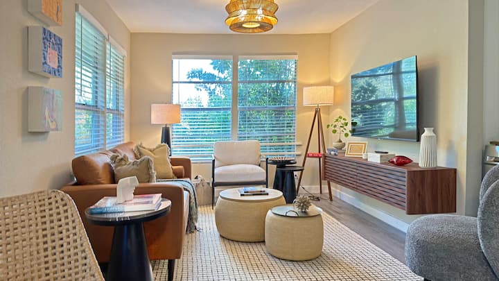 Designer 2br Retreat | 5 Min Beach Calm - Fort Lauderdale, FL