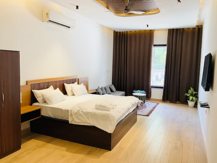 Spacious 420 Sq Ft Luxury Suite With Smart Tv - Pushkar