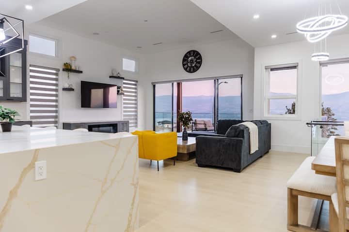 Upscale Hideaway: Pool Table & Hot Tub Escape - Peachland