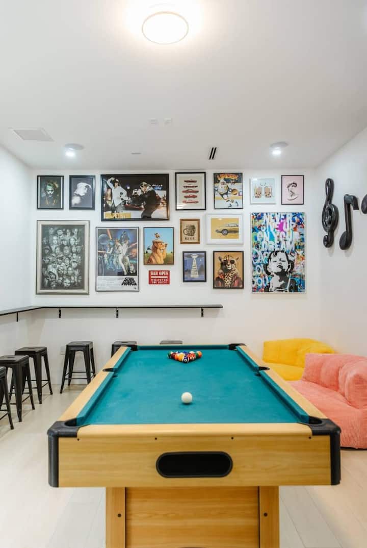 Upscale Hideaway: Pool Table & Hot Tub Escape - Peachland