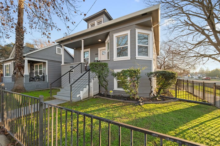 2br Vibrant Stay Near Curtis Park & Gunther’s - Sacramento, CA