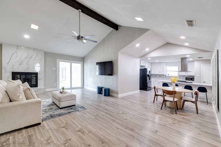 A Beautiful Home Prime Location In Carrollton! - Carrollton, TX