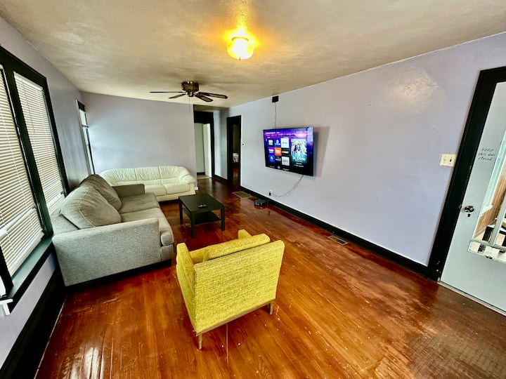 House Right Next To Iusb, 4 Bedrooms 1.5 Bath - Mishawaka, IN