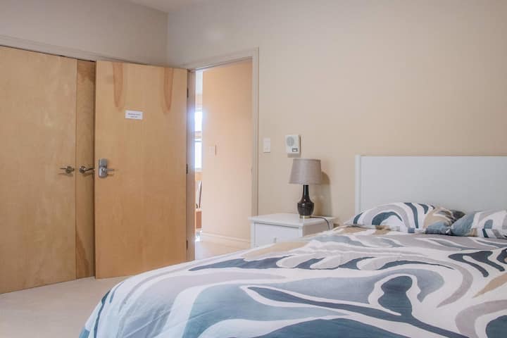 Cozy & Quiet 1-bed Suite | Ideal For Relaxing - Saanich
