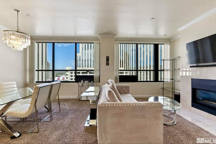 Perfect Downtown Reno Penthouse Retreat - Reno