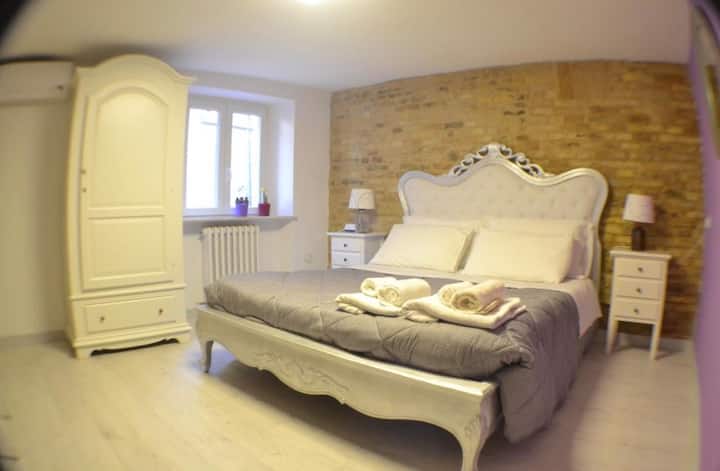 Camera Viola Con Colazione - Fermo