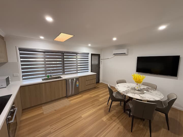 Amazing Location Bright New House&pet Friendly - Brisbane