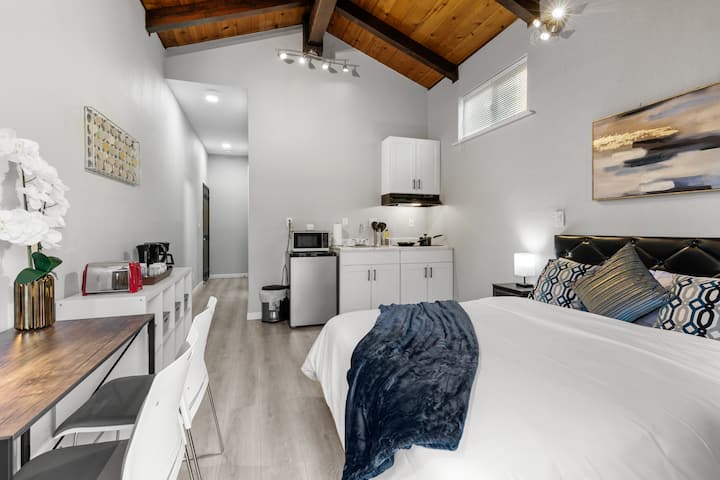 Jane's Home (Mr) | Walkable Guest House W Kitchen - Santa Clara, CA