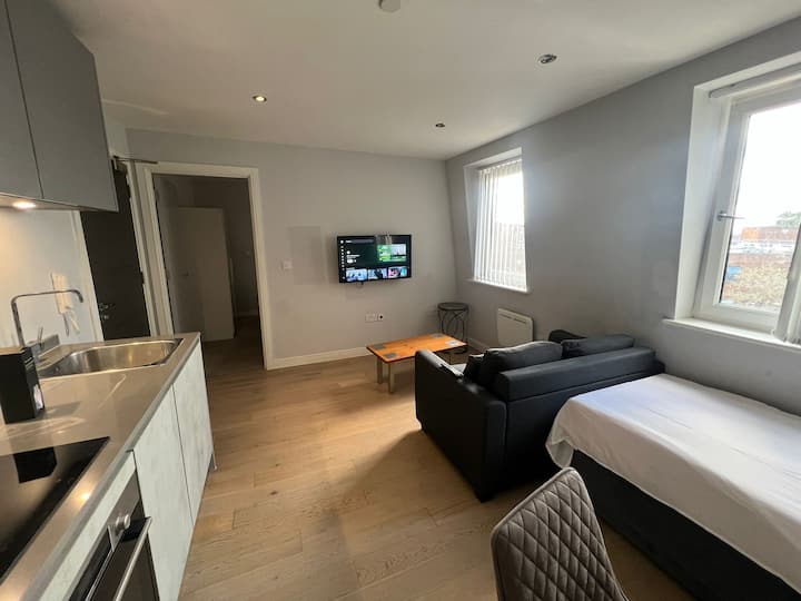 Basic Budget Friendly Family Apartment - Luton