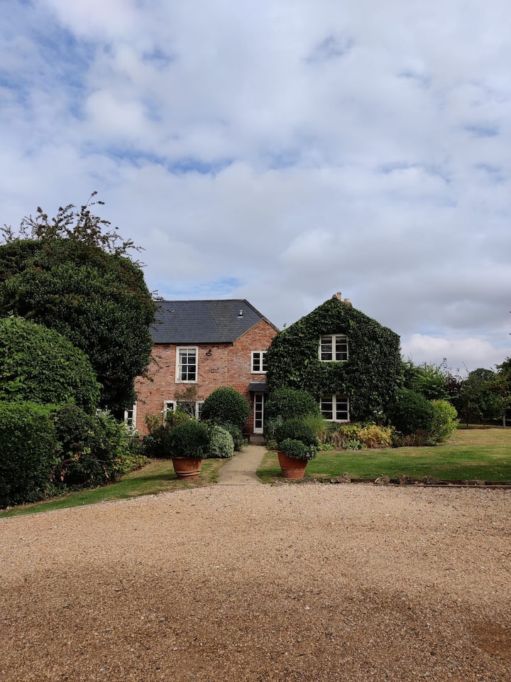 A Five Bedroom Cotswold Countryside Idyll - West Midlands