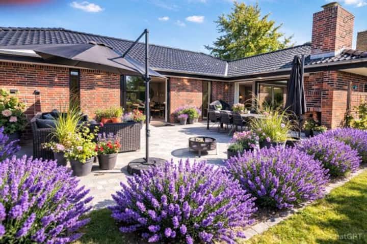 Dansk Hygge: Villa Med Solrig Have Og Søde Katte - Odense