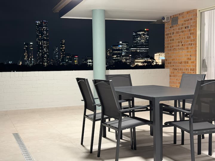 Walk To Everything - Spacious 4br Penthouse - Castle Hill