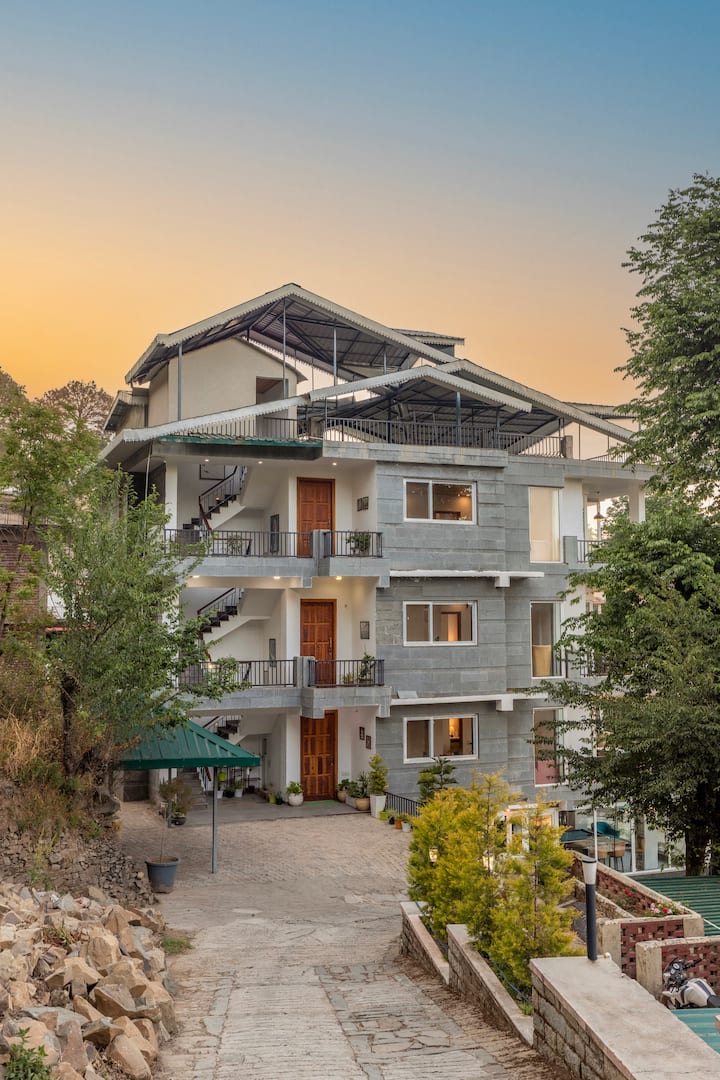 Hilltop Haven: 2 Bhk Retreat With Hill Views - Kasauli
