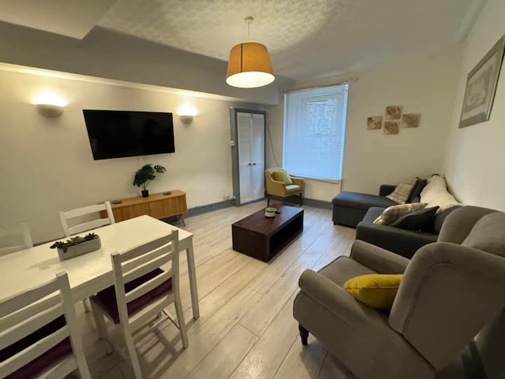 The Whisky Snug • Sleep 5, Central Base! - Edinburgh