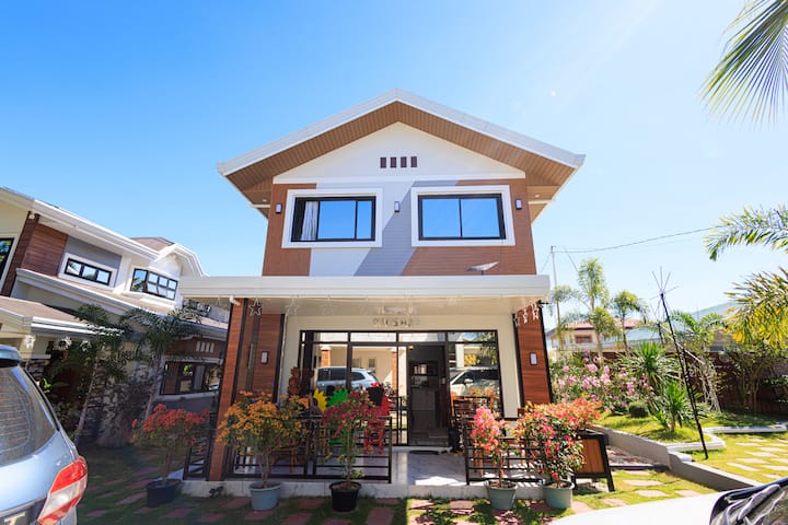 Modern Filipino Haven With Garden And Chapel Views - Philippines