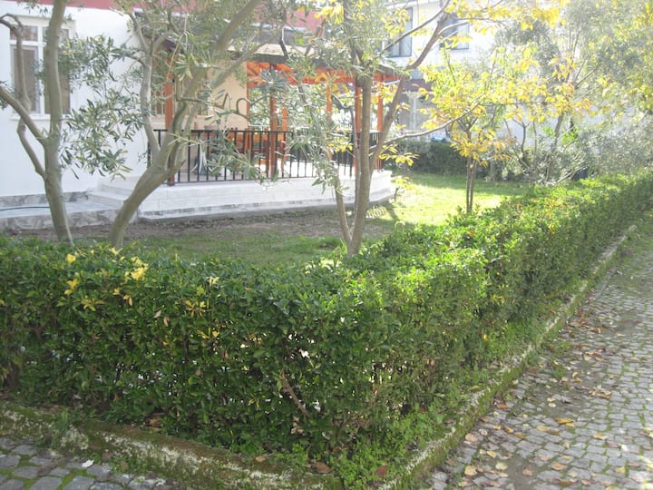 Dikili Bahçeli Villa Havuzlu Aile Sitesi  5 Kişi - Dikili