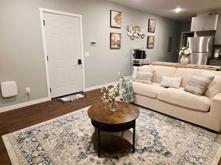 Stylish Valclyde Suites On Same Floor | Sleeps 8 - Minneapolis, MN