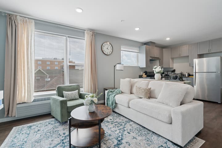 Stylish Valclyde Suites On Same Floor | Sleeps 8 - Minneapolis, MN