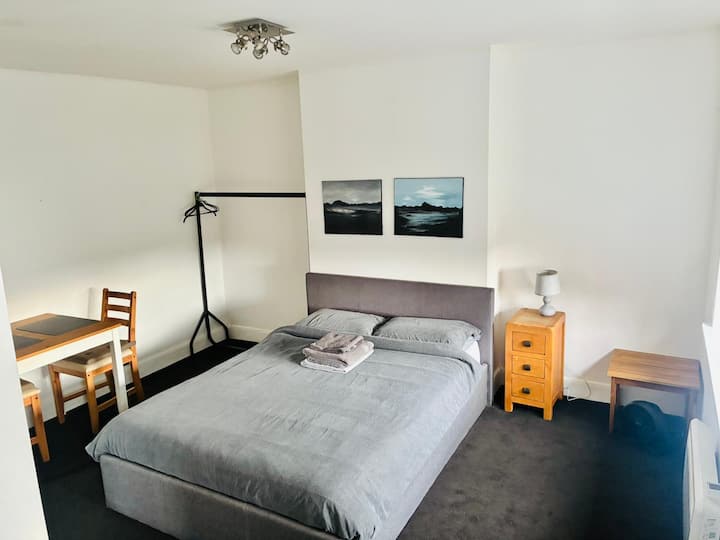 Private Studio With Ensuite Bathroom & Kitchenette - Kingston upon Thames