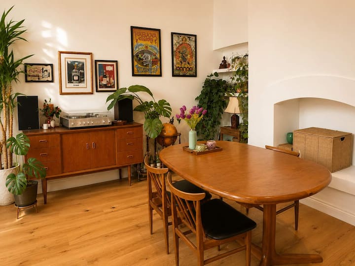 Chic Victorian Garden Flat | Cinema Projector - Bournemouth