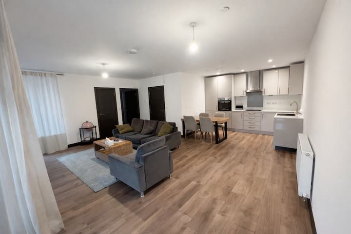 Bright & Cozy Flat Near Heathrow Airport - Hampton