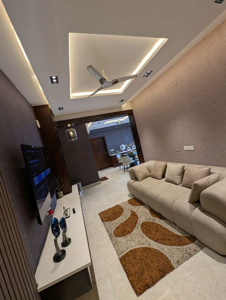 2bhk Aurea Stays | Luxury Living With Balcony View - Bhubaneswar