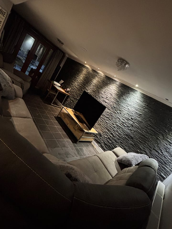 The Moon Stylish Cosy Apartment Near Pontypool - Abergavenny