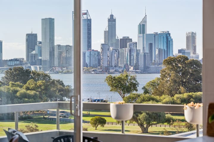 Riverfront Gem! Skyline, Walk To Shops & Cafés - Perth