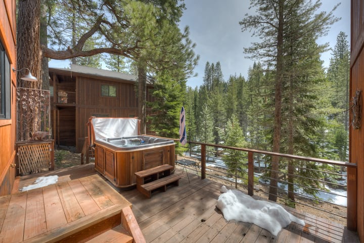 Spacious Home With Private Hot Tub & Game Room - N - Truckee, CA