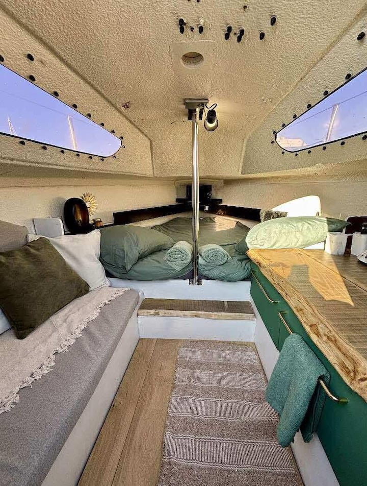 Nuit Insolite Sur Un Voilier Au Port De Deauville - Deauville