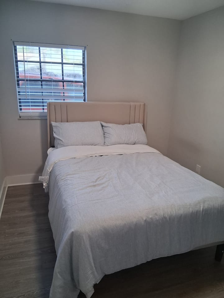 In This Room, You Can Rest Peacefully And Safe - Zephyrhills, FL