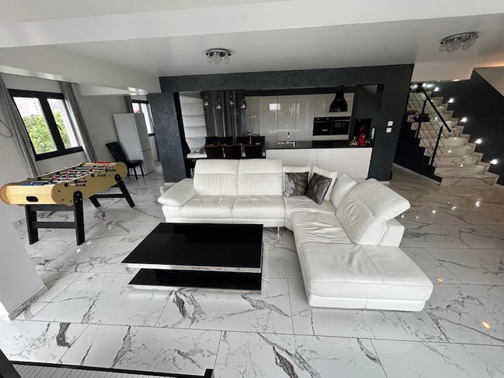 Belle Villa 10 Pers - Piscine Privée à Gleizé 30km - Villeurbanne