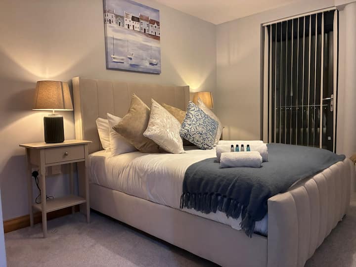 Stunning Central Penthouse - Views | Parking | Gym - Belfast