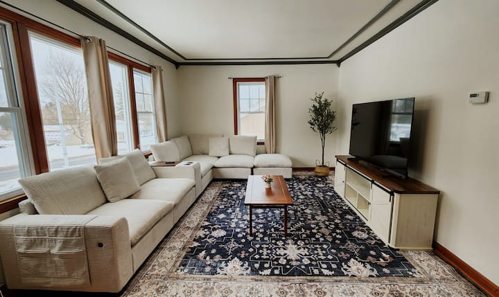 ​Upstate Oasis: Moody Chic Interior & Pool Fun - 쿠펀헤이건