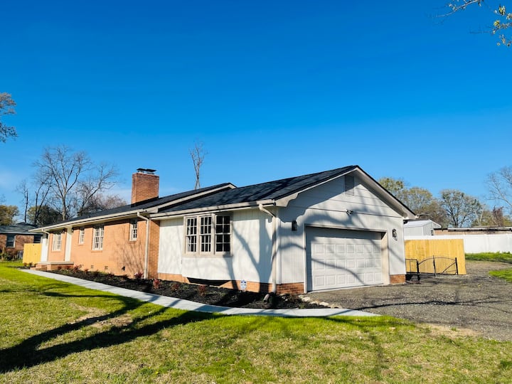 Cozy, Charming, And Very Convenient House. - Spartanburg, SC