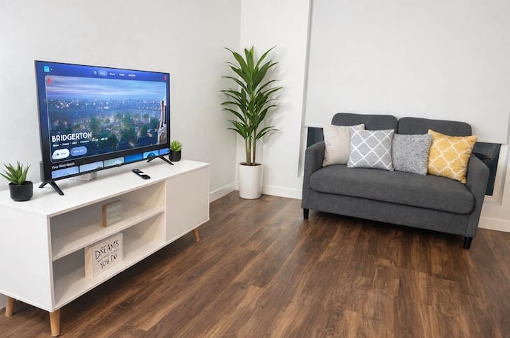 Hollywood Walk Of Fame Studio | Free Parking & Gym - Los Angeles, CA