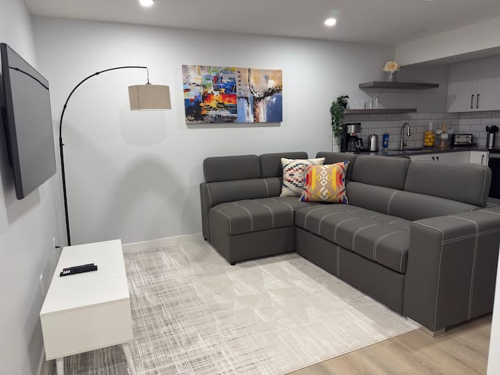 A Modern Spacious 2br Private Suite | Near Airport - Leduc