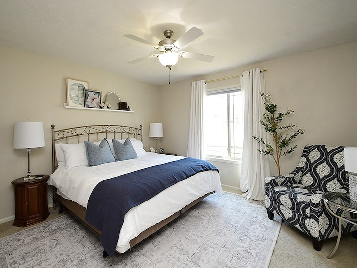 Spacious Home Away From Home - Lincoln, NE