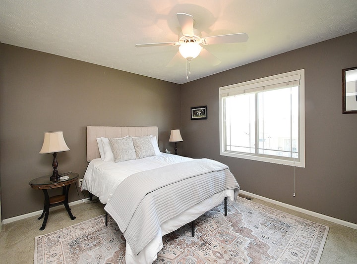 Beautiful Home Sleeps 11! 2 King Master Bedrooms - Lincoln, NE