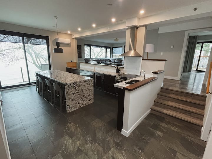 Sechelt Inn Penthouse Suite - Sechelt