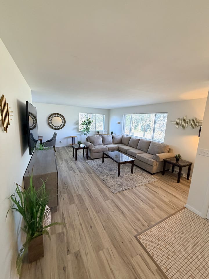 The Junction Retreat! Amazing Location! Large 3br. - Peoria